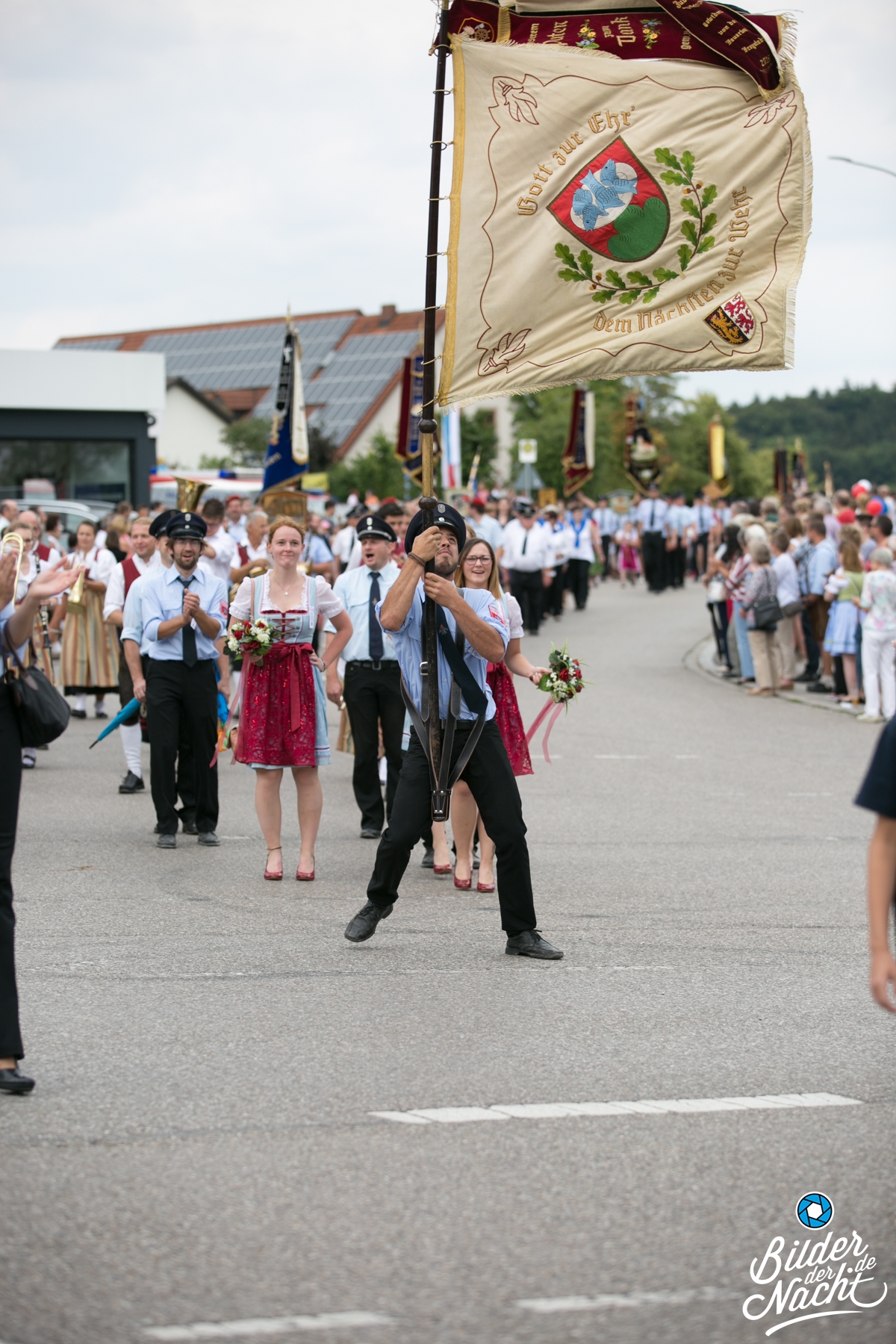 Bilderdernacht.de - 150 Jahre FFW Parsberg Festzug + Fahneneinzug