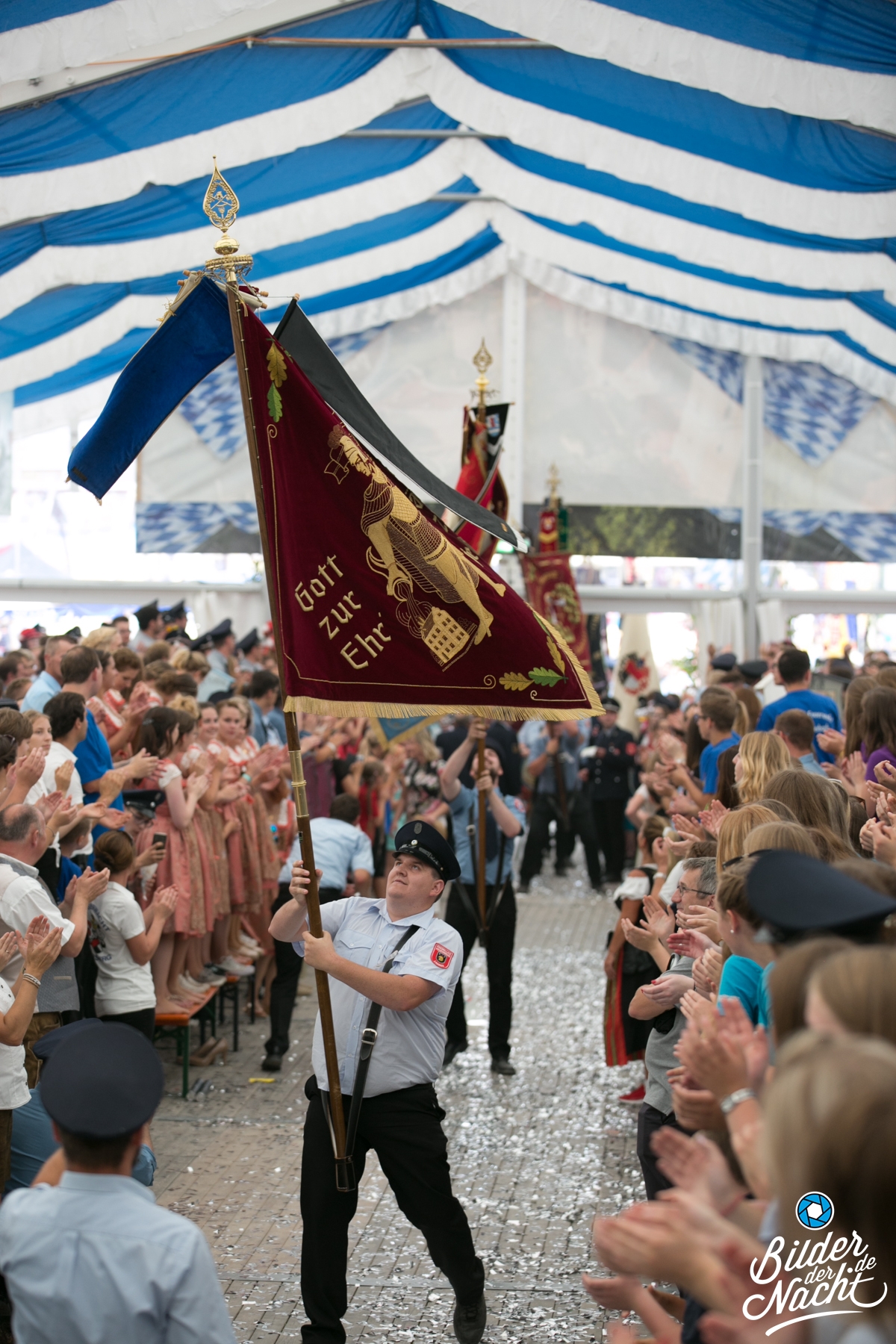Bilderdernacht.de - 150 Jahre FFW Parsberg Festzug + Fahneneinzug