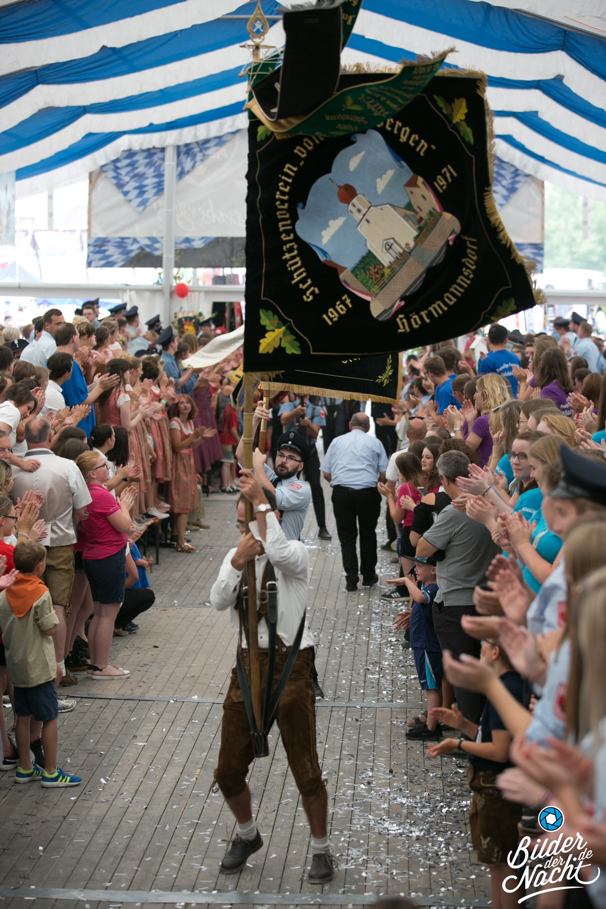Bilderdernacht.de - 150 Jahre FFW Parsberg Festzug + Fahneneinzug